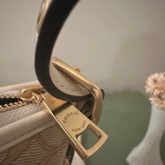 Coach | Bags | Nwt Coach Crossbody Light Khaki Signature Pattern Chalk ...